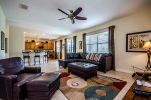 Vila | Sala de estar | TV de tela plana, DVD player, pebolim, mesa de pingue-pongue