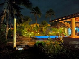 Fachada da propriedade à noite