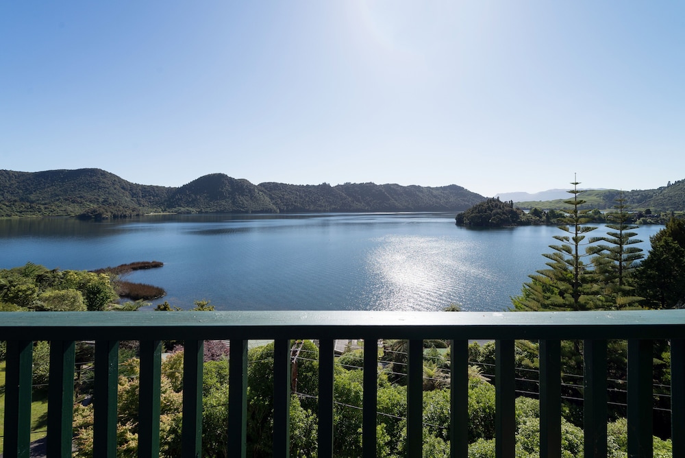 Fantastic Lake And Mountain Views With Spa Pool - Rotorua