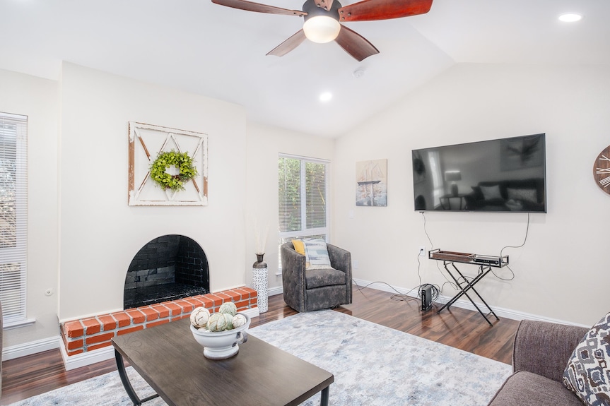 3b/2bth Spacious Rooms & Open Kitchen W Swim Pool - Clovis, CA