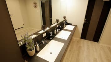 Chuveiro, produtos de toalete grátis, secador de cabelo, chinelos