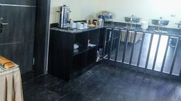 Café da manhã com buffet grátis todos os dias