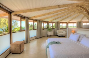 Suite de Luxo | Minibar, cofre no quarto, secretária, cortinas/cortinados opacos 