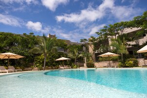 2 piscinas exteriores, espreguiçadeiras 