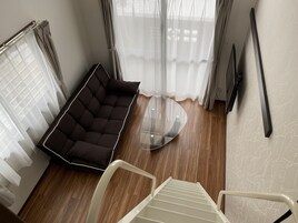 Quarto econômico, 1 quarto, para não fumantes, vista para a cidade (Loft Room) | Cortinas blackout, ferros/tábuas de passar roupa, Wi-Fi de cortesia