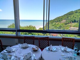 Café da manhã com buffet grátis todos os dias