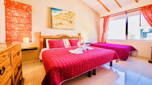 Um quarto com uma cama, cômoda, um quadro e uma janela com cortinas.