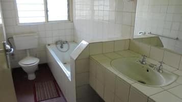 Quarto Duplo Standard | Casa de banho | Um polibã, um chuveiro fixo, artigos de higiene pessoal grátis