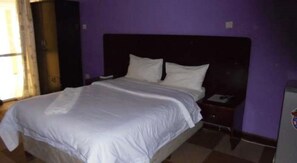 Quarto casal standard | Escrivaninha, ferros/tábuas de passar roupa, Wi-Fi de cortesia