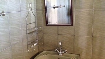 Quarto Duplo Standard | Casa de banho | Uma combinação polibã/banheira, um chuveiro fixo