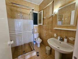 Apartamento, 1 quarto, fumadores, varanda | Casa de banho