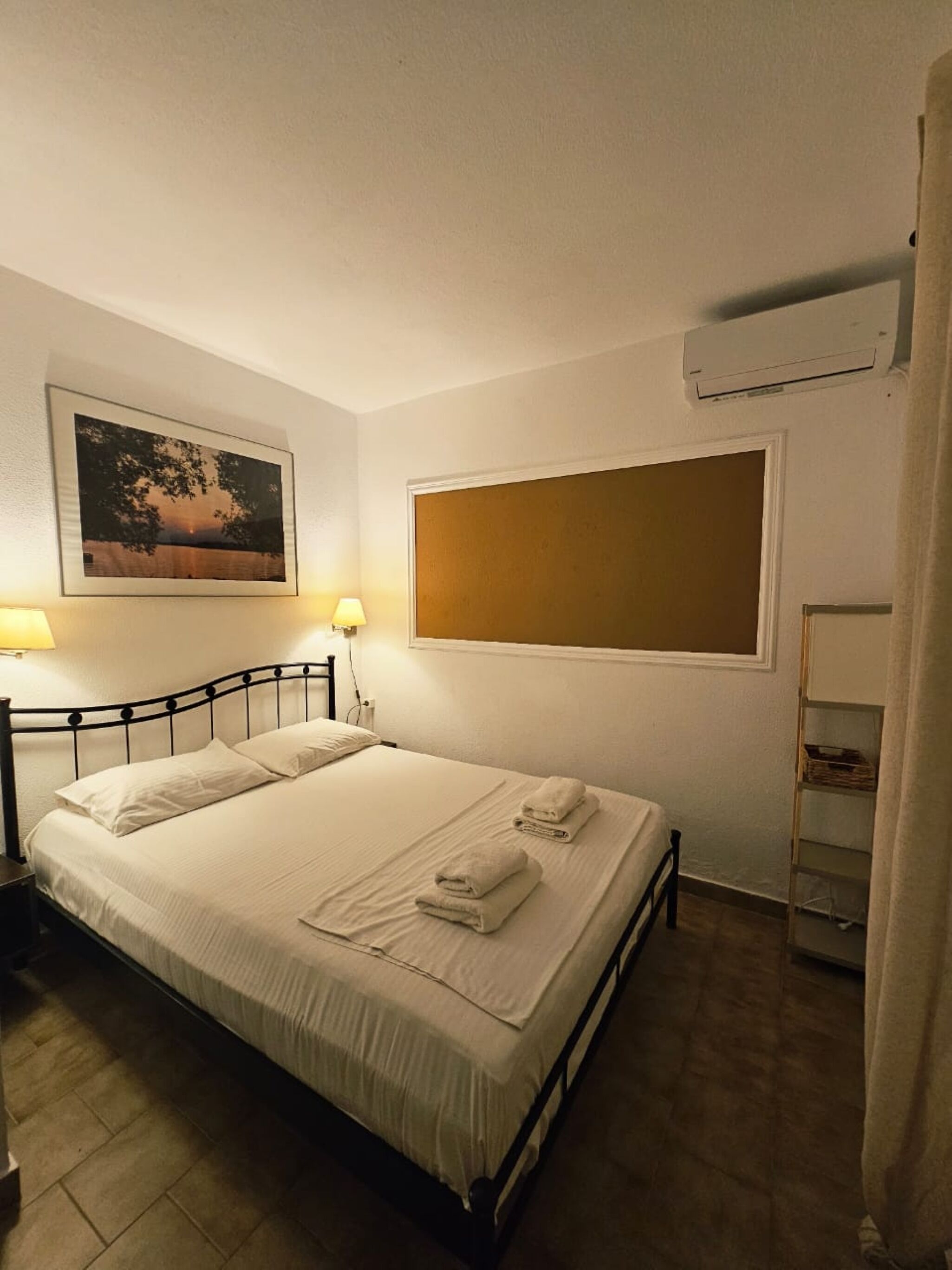 Apartamento, 1 quarto, para fumantes, vista para o jardim | 2 quartos, ferros/tábuas de passar roupa, roupa de cama