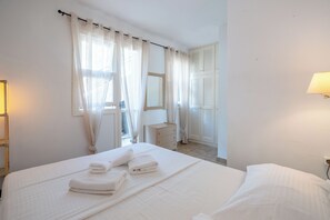 Apartamento, 1 quarto, para fumantes, vista para o jardim | 2 quartos, ferros/tábuas de passar roupa, roupa de cama