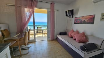 Apartamento, 1 quarto, para fumantes, sacada | Área de estar | TV