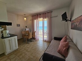 Apartamento, 1 quarto, para fumantes, sacada | Área de estar | TV