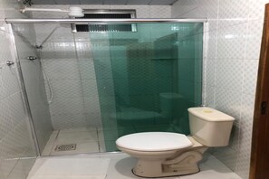 Chuveiro, produtos de toalete grátis, toalhas de banho