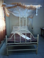 Quarto casal de uso individual | Escrivaninha, Wi-Fi de cortesia, roupa de cama