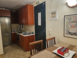 Apartamento, 1 quarto, fumadores, vista para o jardim | Cozinha privada | Um frigorífico, um micro-ondas, uma chaleira elétrica