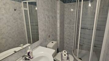 Apartamento, 1 quarto, fumadores, vista para o jardim | Casa de banho | Um secador de cabelo, toalhas fornecidas