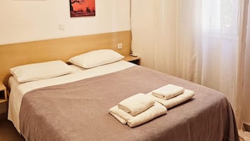 Apartamento, 1 quarto, vista para o jardim | 2 quartos, ferro/tábua de engomar, roupa de cama fornecida