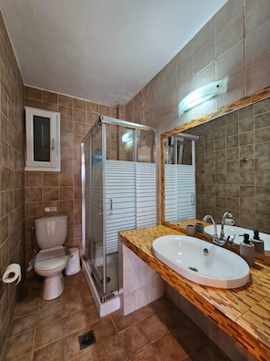 Apartamento, 1 quarto, vista para o jardim | Casa de banho | Um secador de cabelo, toalhas fornecidas