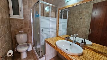 Apartamento, 1 quarto, vista para o jardim | Casa de banho | Um secador de cabelo, toalhas fornecidas