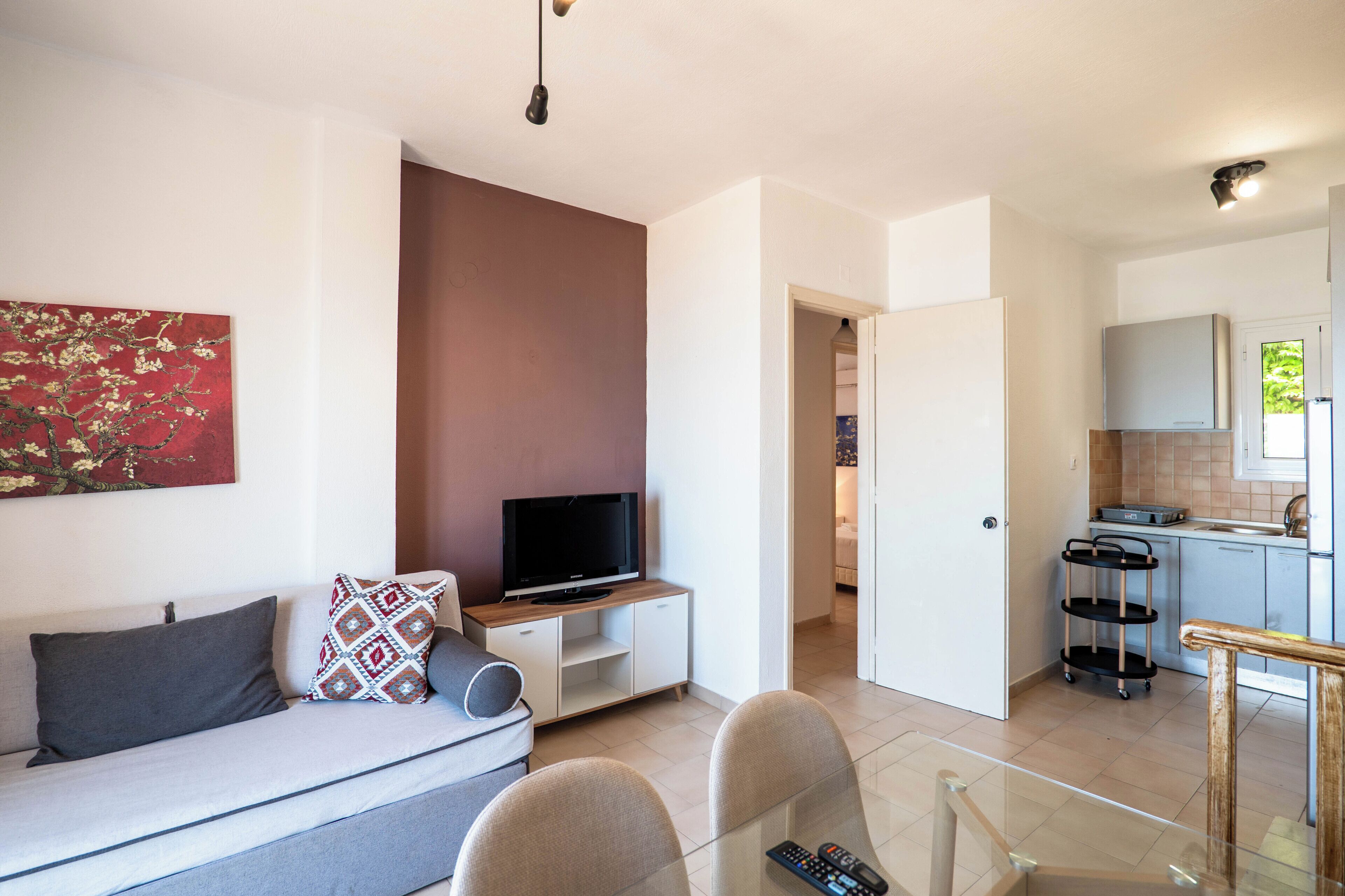 Apartamento, 2 quartos, varanda, vista para a montanha | Sala | TV de ecrã plano 