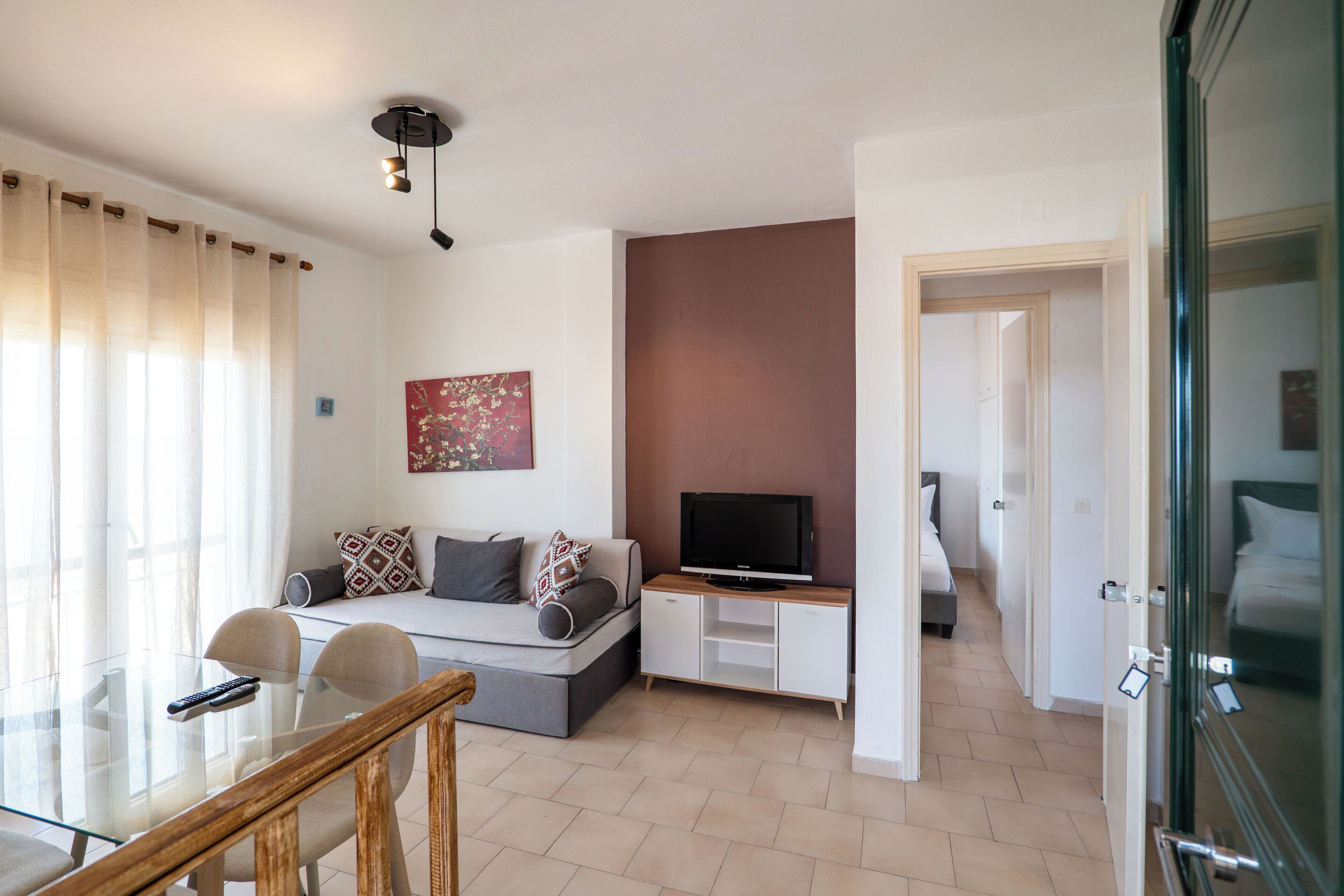Apartamento, 2 quartos, sacada, vista para a montanha | Sala de estar | TV de tela plana