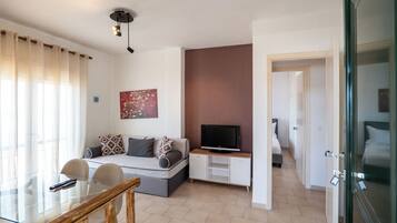 Apartamento, 2 quartos, sacada, vista para a montanha | Sala de estar | TV de tela plana