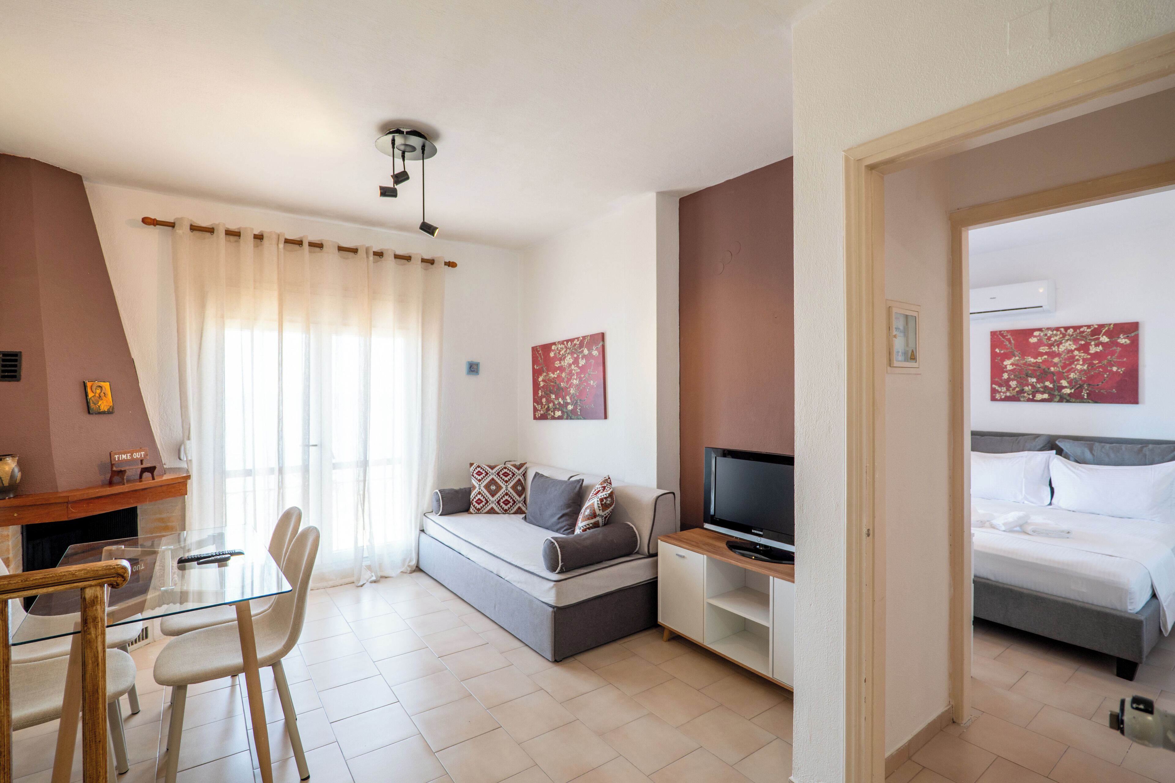 Apartamento, 2 quartos, varanda, vista para a montanha | Sala | TV de ecrã plano 