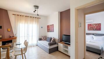 Apartamento, 2 quartos, varanda, vista para a montanha | Sala | TV de ecrã plano