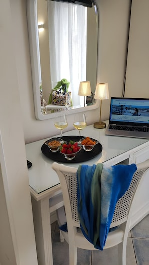 Quarto Triplo Standard | Roupa de alta qualidade, edredões de penas, minibar, cofre no quarto 