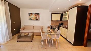 Apartamento, 1 quarto, fumadores, vista para a montanha | Sala de jantar