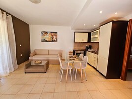 Apartamento, 1 quarto, fumadores, vista para a montanha | Sala de jantar