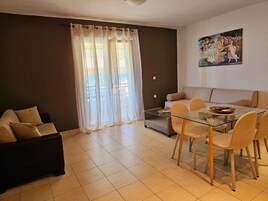 Apartamento, 1 quarto, para fumantes, vista para a montanha | Sala de jantar