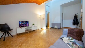 Apartamento Standard, 1 quarto (Mansarda Gargantini) | Sala | Televisor de ecrã plano de 22 polegadas com canais por cabo, televisor 