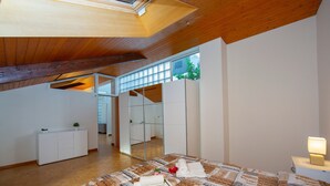 Apartamento Standard, 1 quarto (Mansarda Gargantini) | 1 quarto, ferro/tábua de engomar, Wi-fi, roupa de cama fornecida 