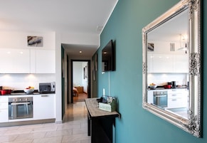 Apartamento família, vários quartos (Panoramic Penthouse) | Cozinha privada | Geladeira grande, micro-ondas, fogão, cooktop
