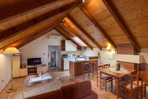 Casa (Two Bedroom Apartment with Terrace) | Cozinha privada | Um frigorífico, um forno, uma chaleira elétrica