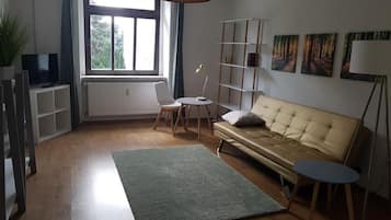 Apartamento, vista para o jardim | Sala de estar | TV