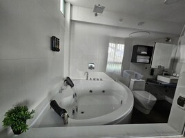 Suite Deluxe | Casa de banho | Um polib ã, um chuveiro fixo, um secador de cabelo, toalhas fornecidas 
