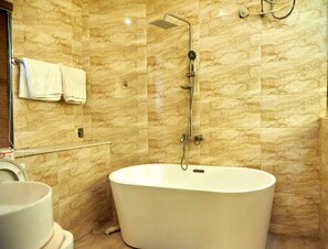 Quarto casal executivo | Banheiro | Produtos de toalete grátis, chinelos, toalhas de banho, sabonete