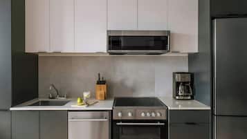 Um frigorífico/congelador grande, um forno, uma placa de cozinha