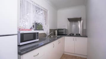Cabana de Madeira Deluxe | Cozinha privada | Minifrigorífico, um micro-ondas, uma chaleira elétrica