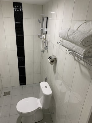 Um polibã, toalhas fornecidas, sabão, papel higiénico