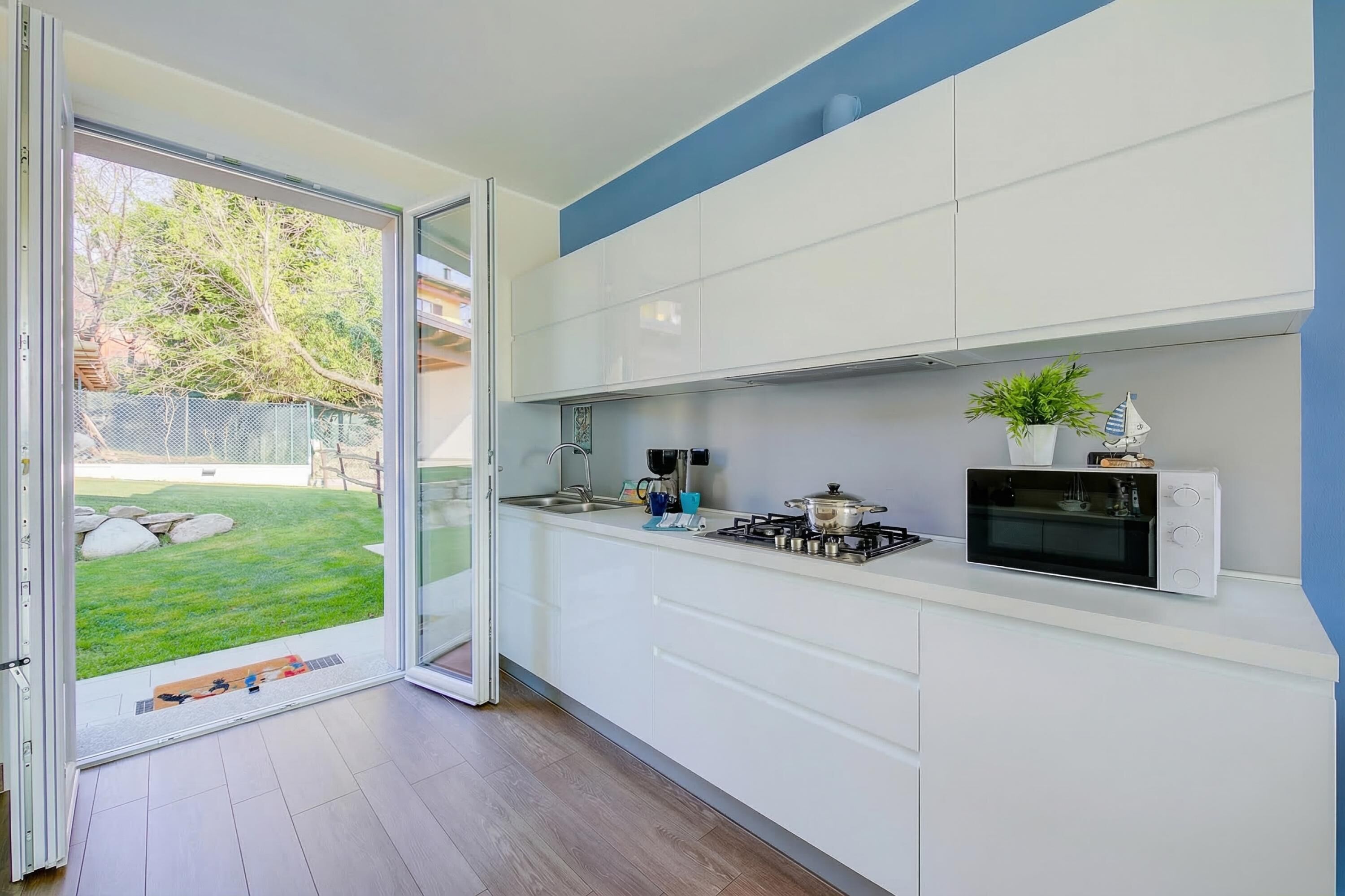 Vila família, vários quartos, 2 banheiros, ao lado da montanha (Villa Il Gelsomino Bellavista) | Cozinha privada | Geladeira grande, micro-ondas, fogão, cooktop