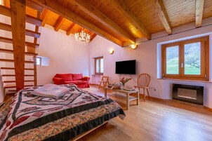 Casa geminada família, 2 quartos, 2 banheiros (Casa Gialla Lake Lugano Townhouse for) | Área de estar | TV de tela plana 24 polegadas com canais via satélite, TV, DVD player