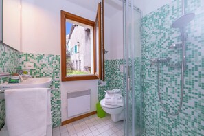 Casa de Férias Família, 2 quartos, 2 casas de banho, junto à montanha (Casa Gialla) | Casa de banho | Um polibã, um chuveiro fixo, um secador de cabelo, toalhas fornecidas 