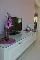 Apartamento (Two-Bedroom Apartment with Balcony) | Sala | Televisor