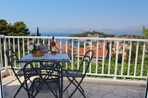 Apartamento (Two-Bedroom Apartment with Balcony) | Varanda
